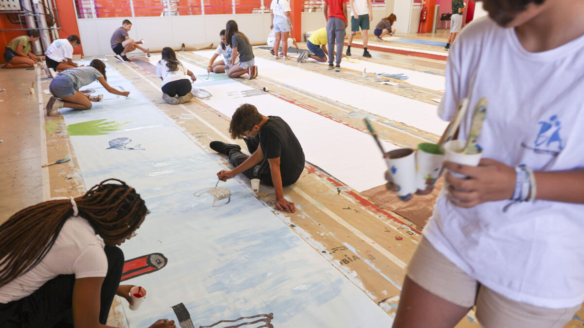 Jovens de Cascais pintam mural de três quilómetros para Papa ver - JN