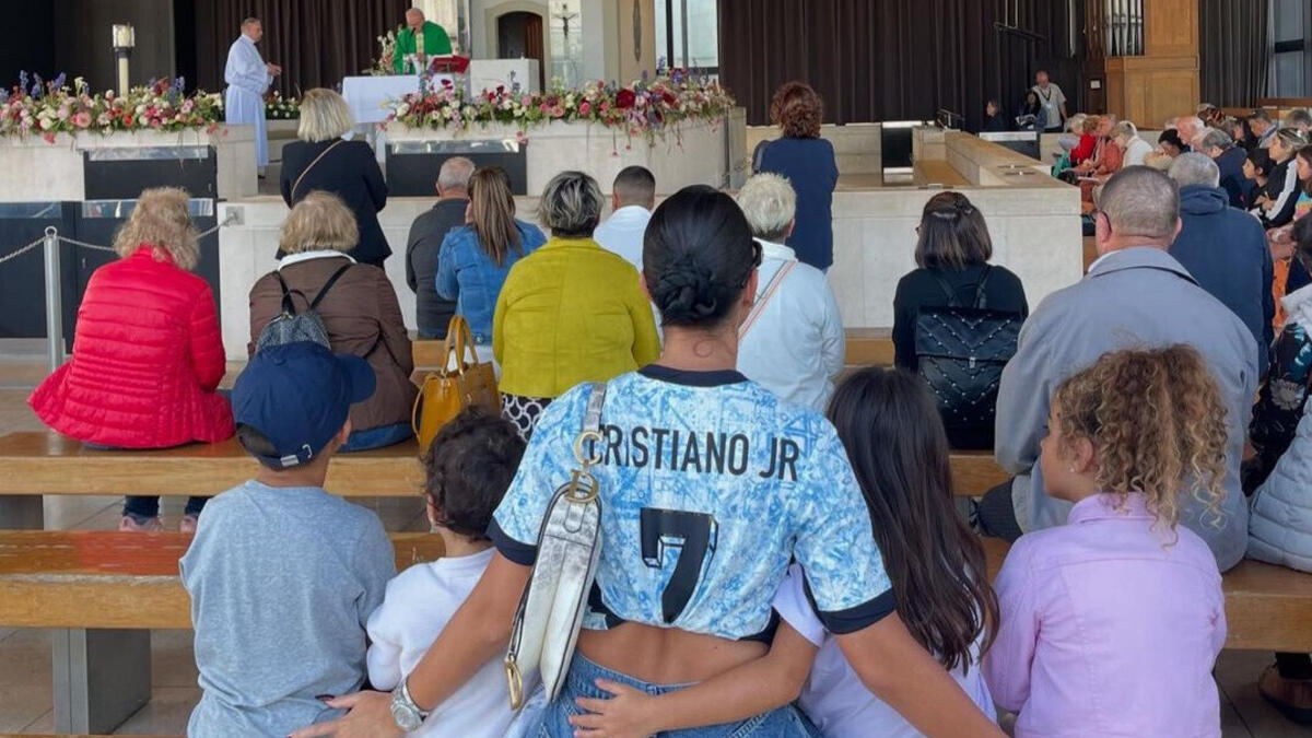 Georgina Rodríguez visita Santuário de Fátima com os filhos - JN