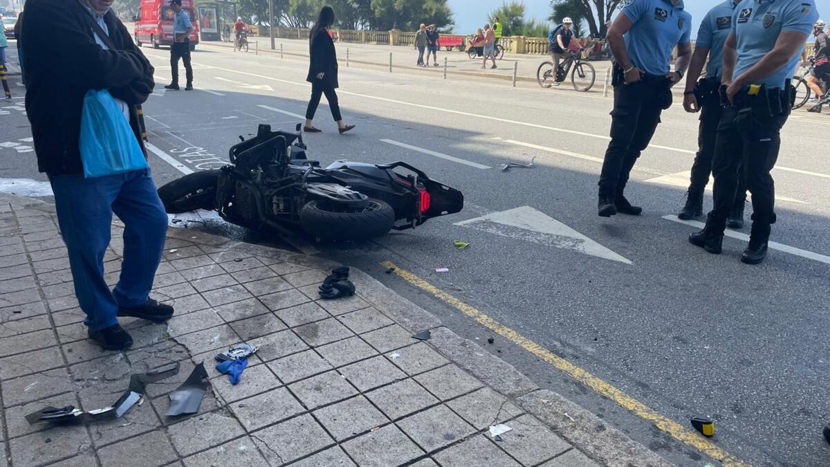 Acidente grave com carro e duas motas corta Avenida Brasil no Porto - JN