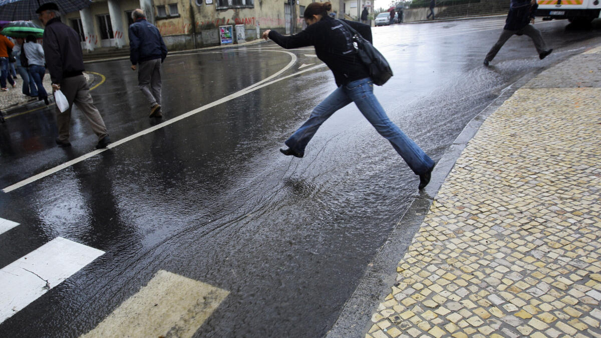 Aviso laranja de mau tempo em cinco distritos - JN