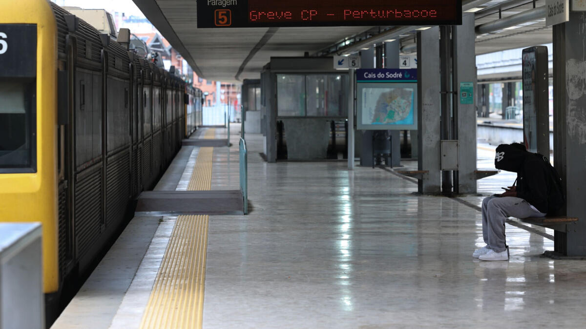 Passageiros da CP trocam comboios por autocarros em dia de greve - JN