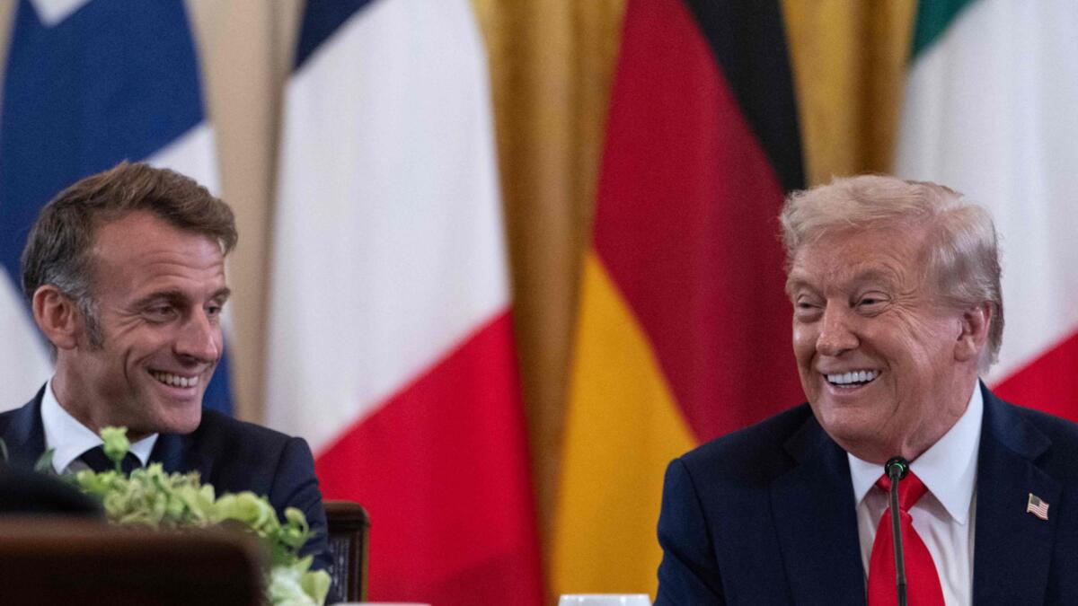 Macron é bloqueado na rua por polícia e telefona a Trump: "Está tudo ...