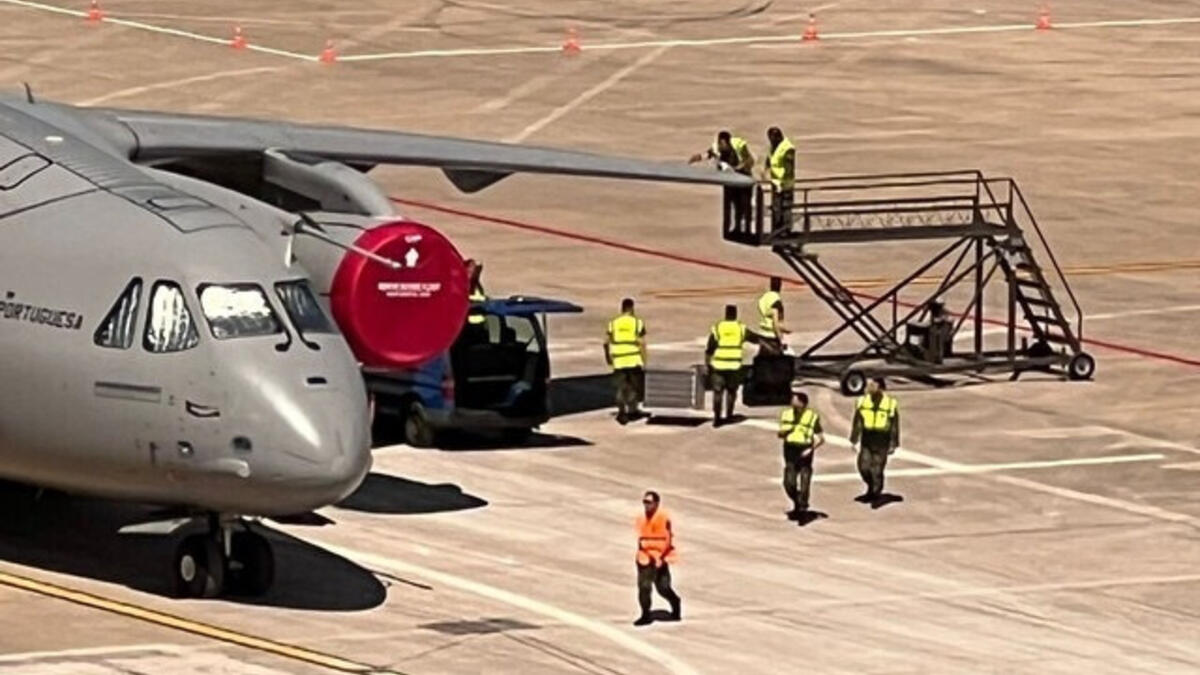 Avião da Força Aérea sofre danos num embate com camião em Lisboa - JN