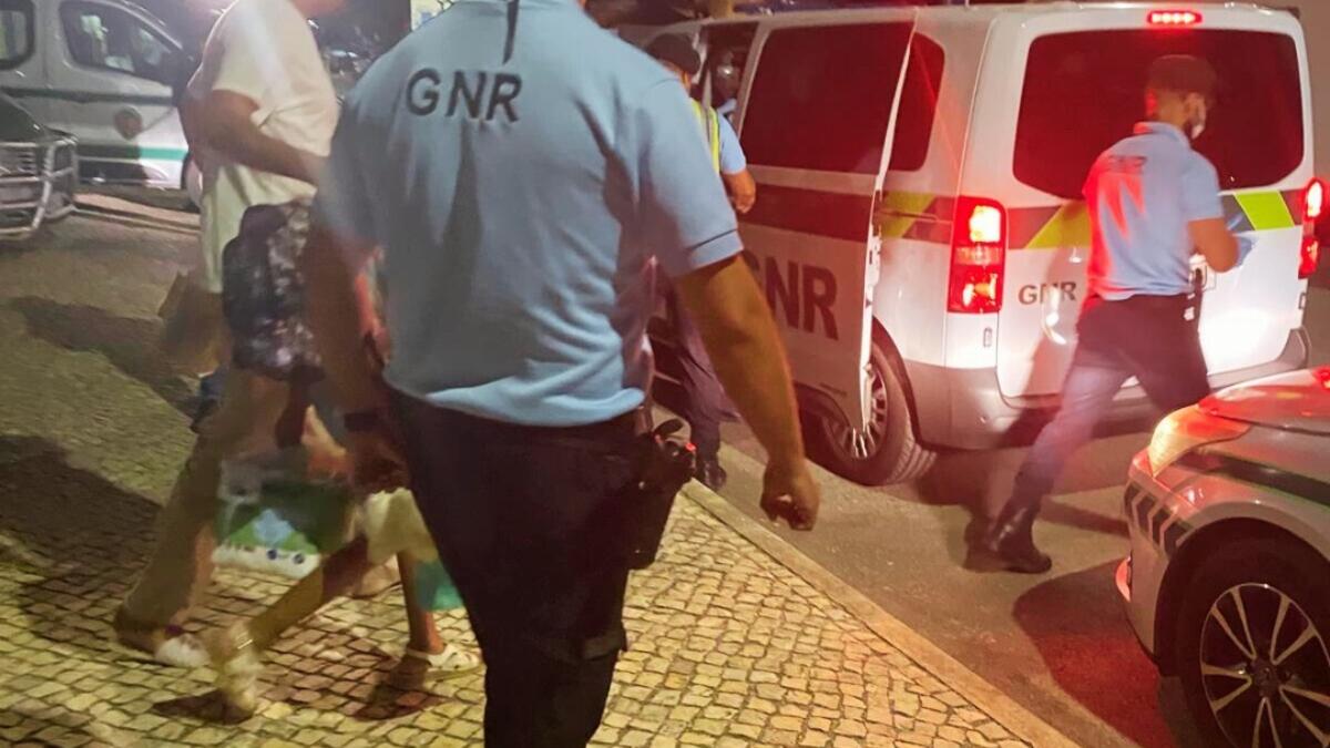 Seis migrantes que chegaram ao Algarve levados para centros temporários ...