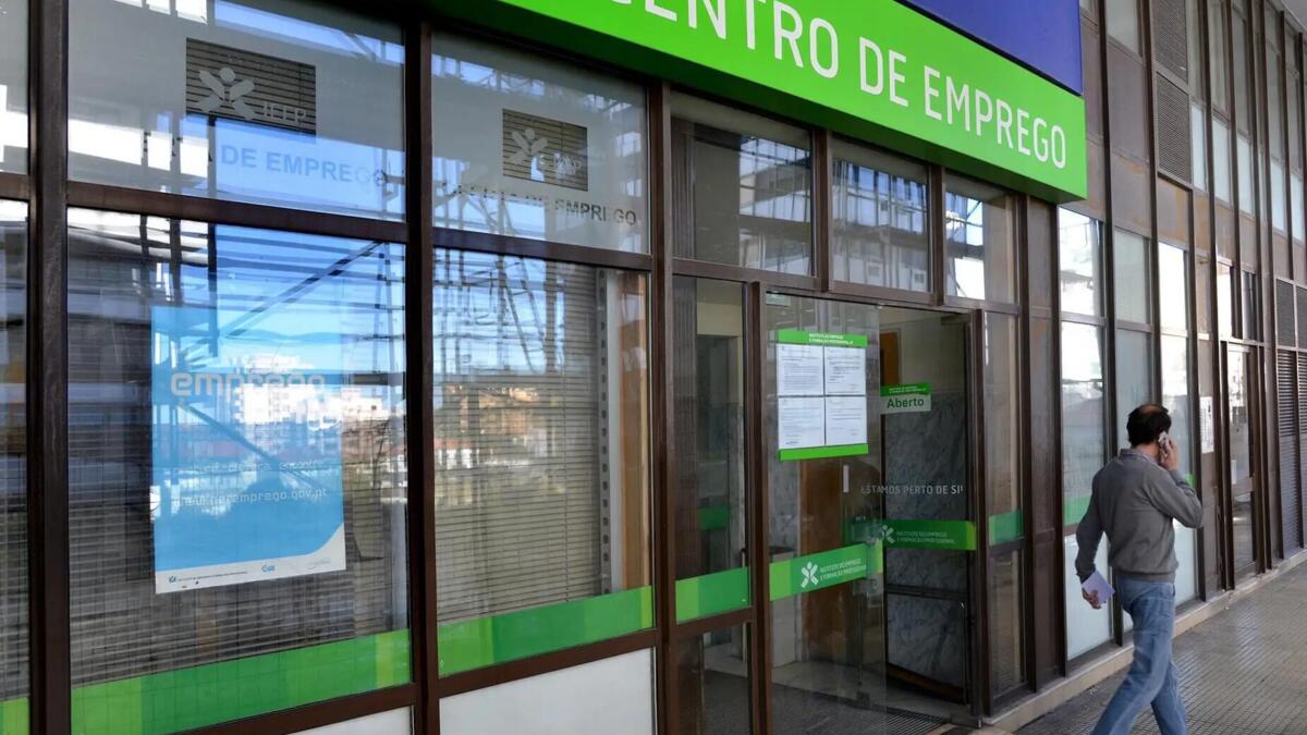 Número de desempregados nos centros de emprego cai 10,8% em dezembro - JN