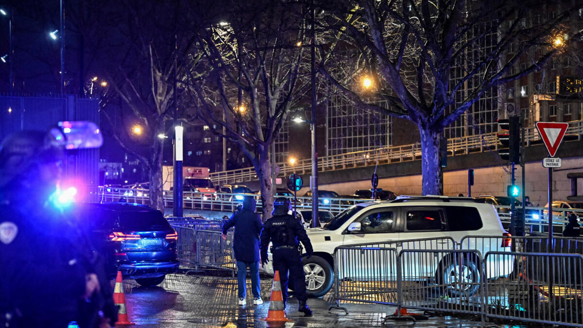 Polícia francesa abate homem armado com facas na região de Paris - JN