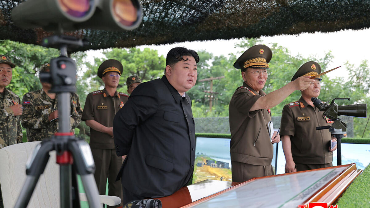Kim Jong-un pede a soldados que se preparem para "uma guerra a sério" - JN