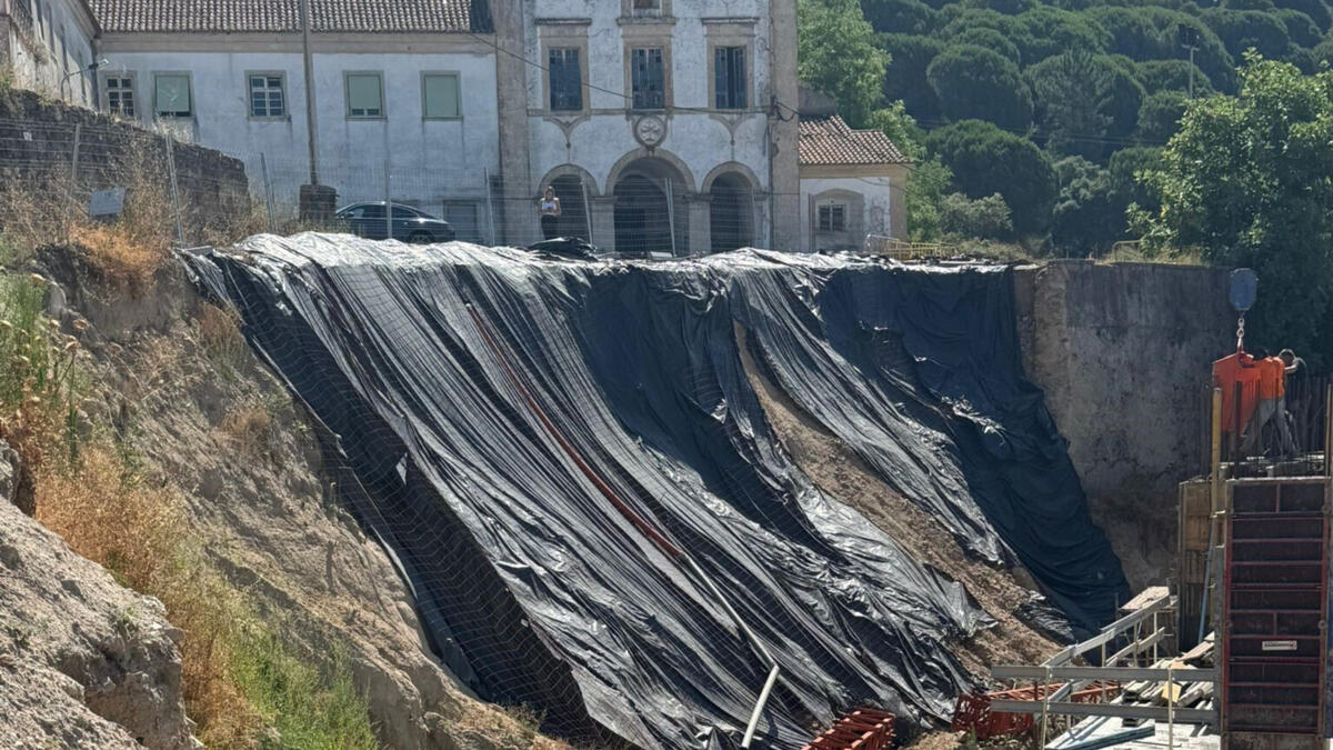 Empreiteiro vai erguer muro caído há oito meses em Portalegre - JN