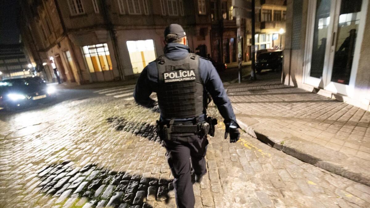 Traficante tentou estrangular polícia com "mata-leão" - JN