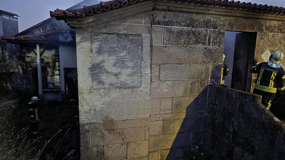 Incêndio em casa devoluta mobilizou 20 bombeiros em Mondim de Basto - JN