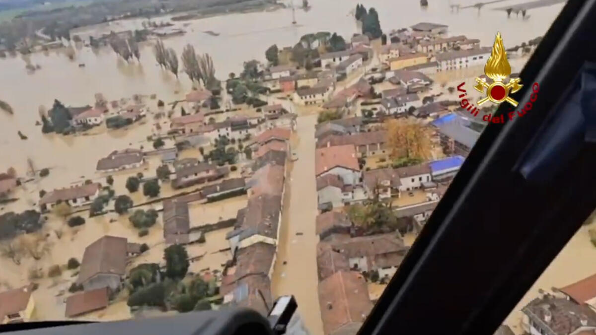 Cheias em Itália: barcos retiram pessoas de telhados e há mais de 300 desalojados - JN