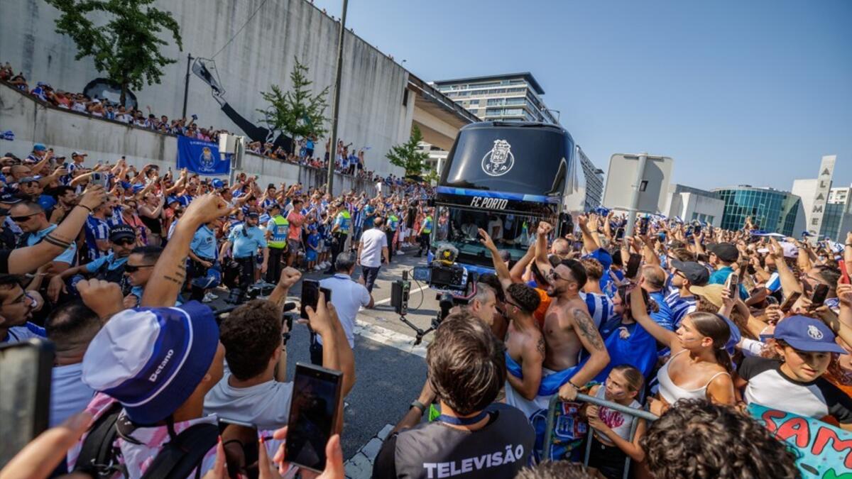 Enchente no Dragão recebeu a chegada do plantel do F. C. Porto - JN