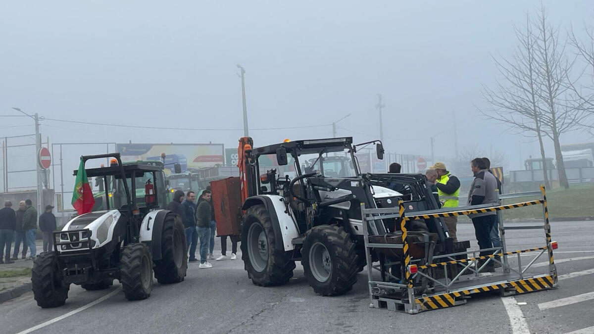 Manifestação de agricultores bloqueia trânsito junto à fronteira de ...