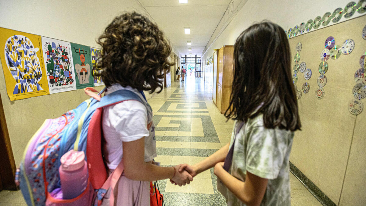 Fenprof estima que mais de 90 mil alunos vão começar aulas sem ...