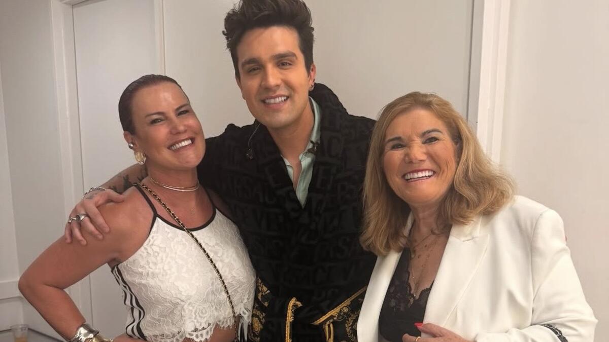 Dolores e Elma Aveiro posam com Luan Santana após concerto do Meo Arena - JN