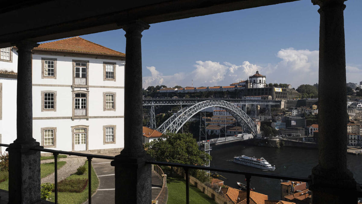 Três pescadores resgatados com vida de barco que afundou no rio Douro - JN