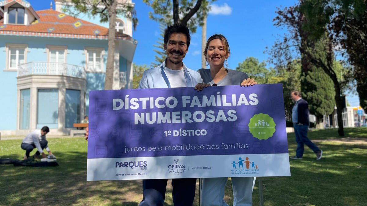 Oeiras entregou o primeiro dístico de estacionamento para famílias ...