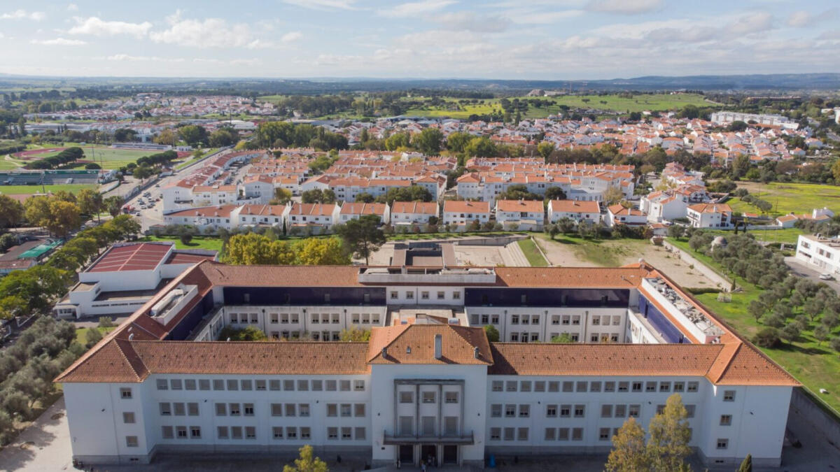 Assalto a escola secundária rende mais de mil euros - JN