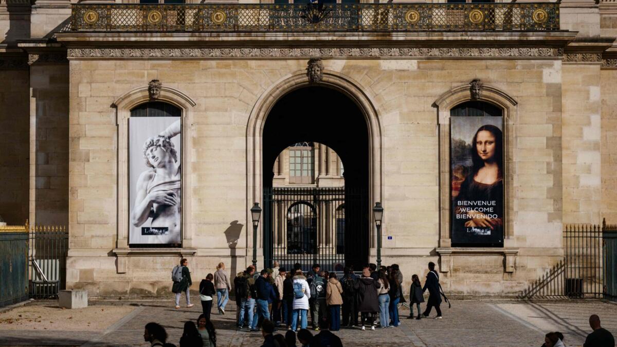 Museu do Louvre reabre pela primeira vez após roubo de joias - JN