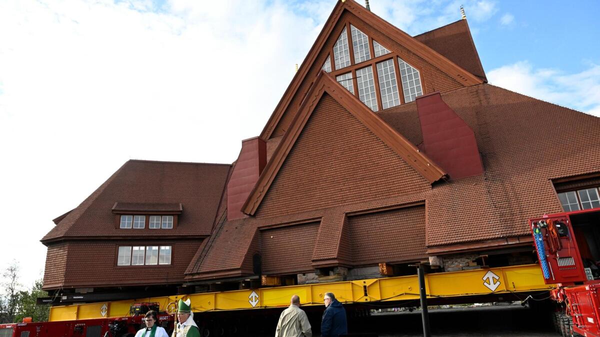 Igreja de 672 toneladas viaja cinco quilómetros para dar espaço à maior ...