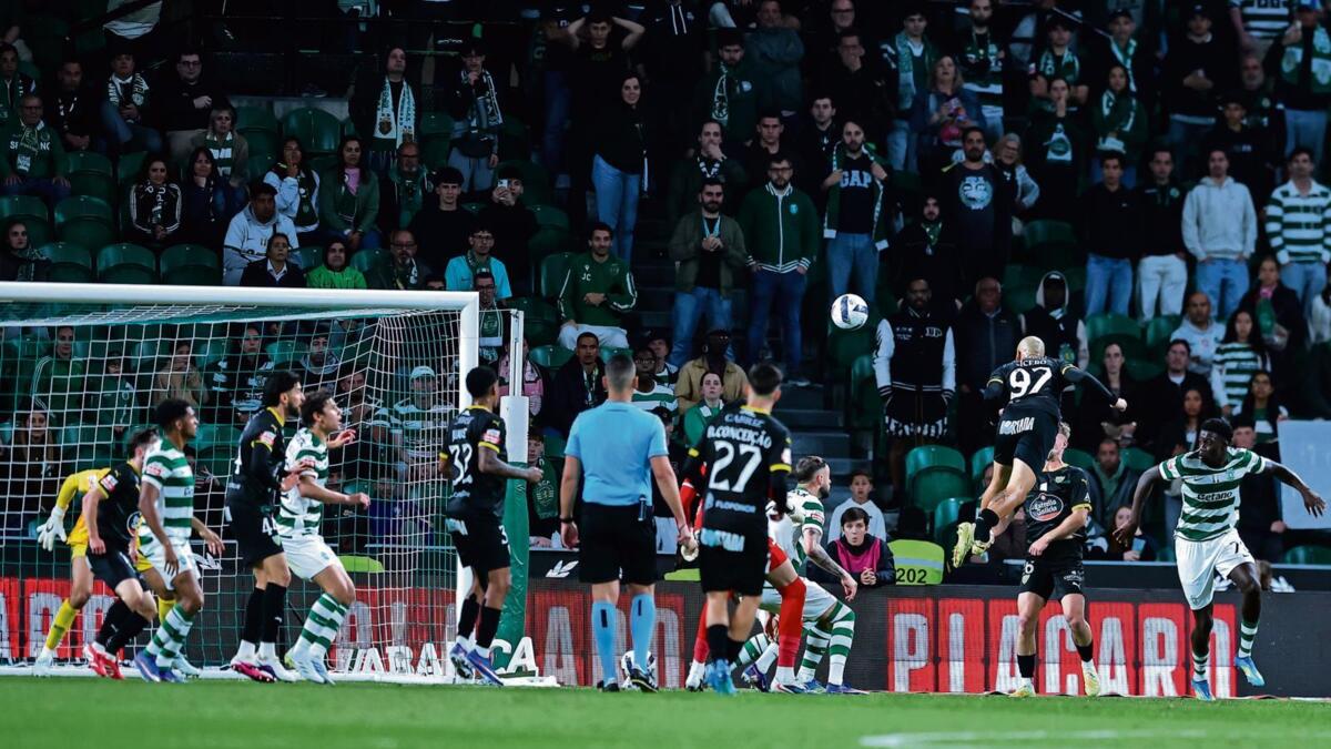 Leão em espiral recessiva sofre golpe de teatro no fim - JN