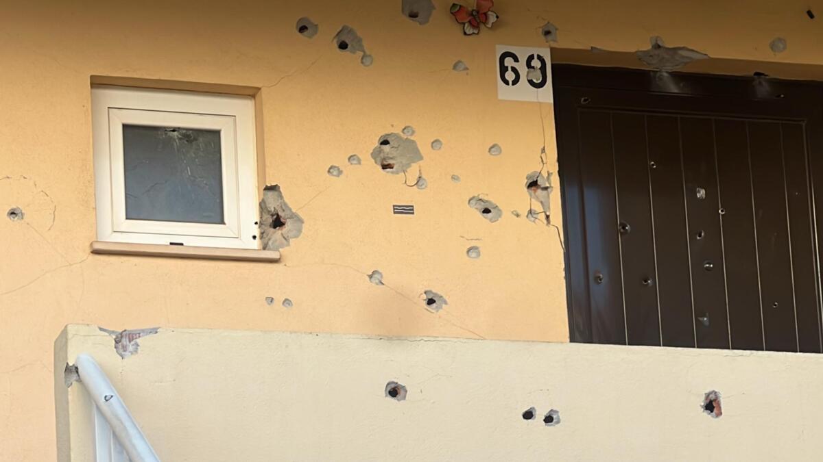 Dois encapuzados disparam tiros de metralhadora contra habitação - JN