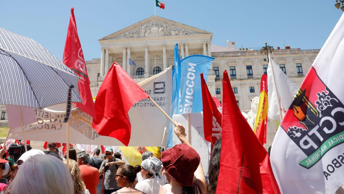 Centenas contra pacote laboral junto ao Parlamento durante discussão da ...
