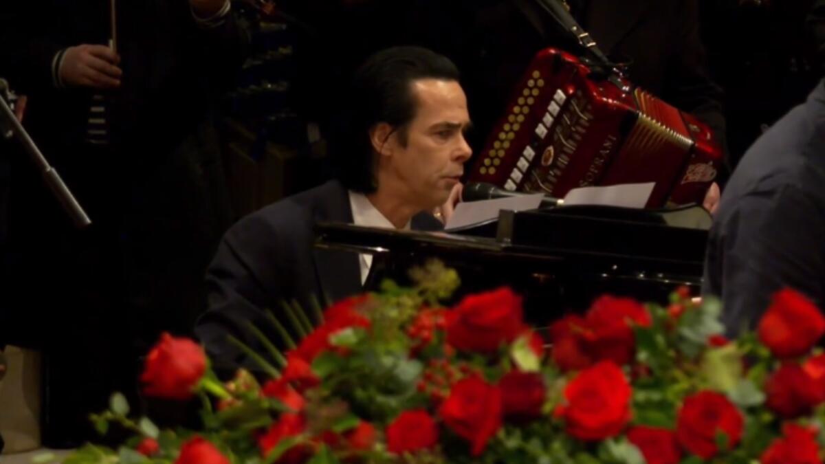 Música, dança e o canto emocionado de Nick Cave no funeral de Shane ...