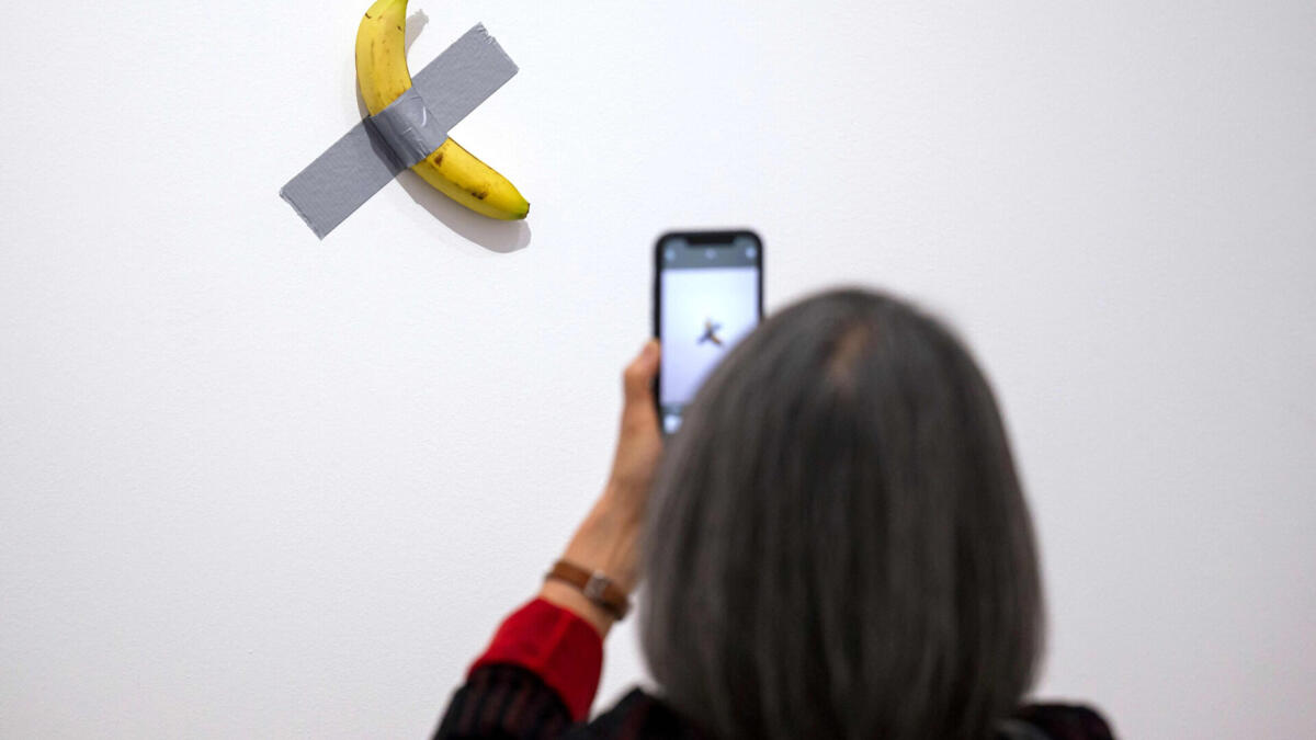 Visitante de museu francês comeu banana colada à parede que valia 857 ...