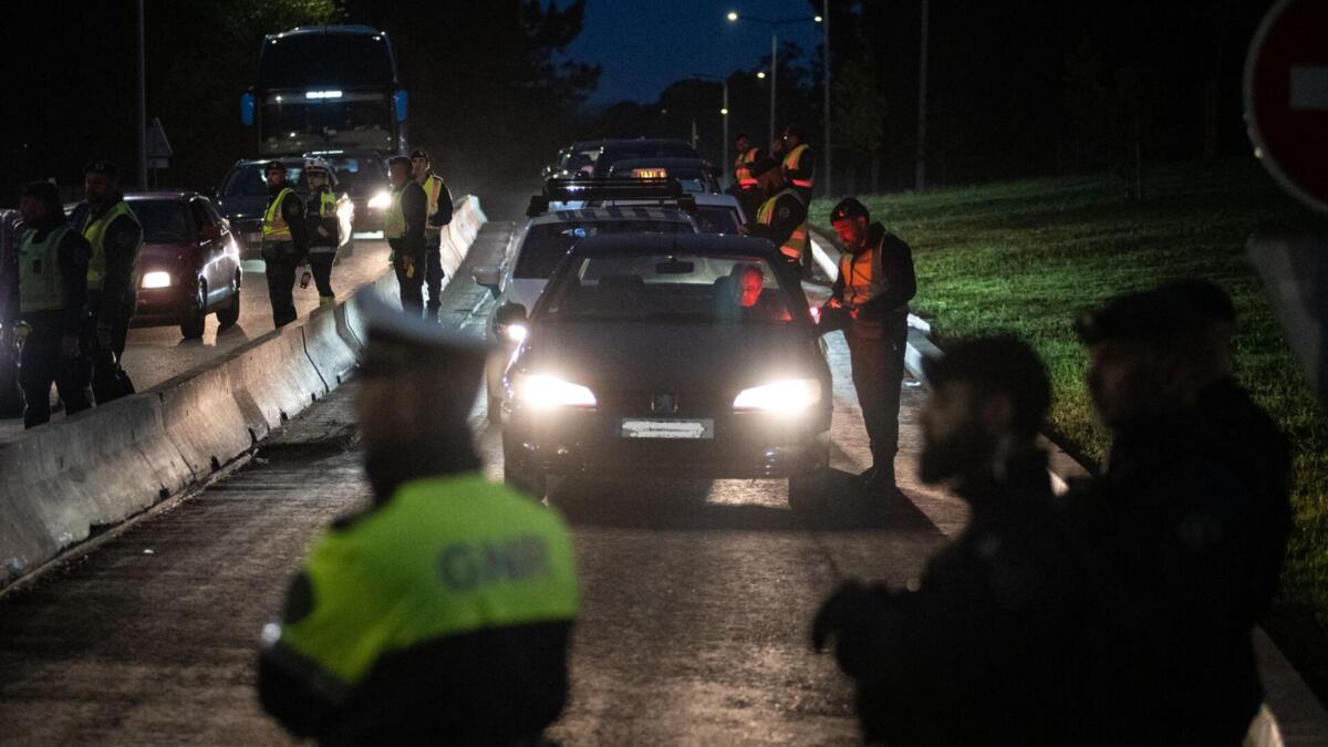 Assaltantes perseguidos durante 50 quilómetros abalroaram carros da GNR ...
