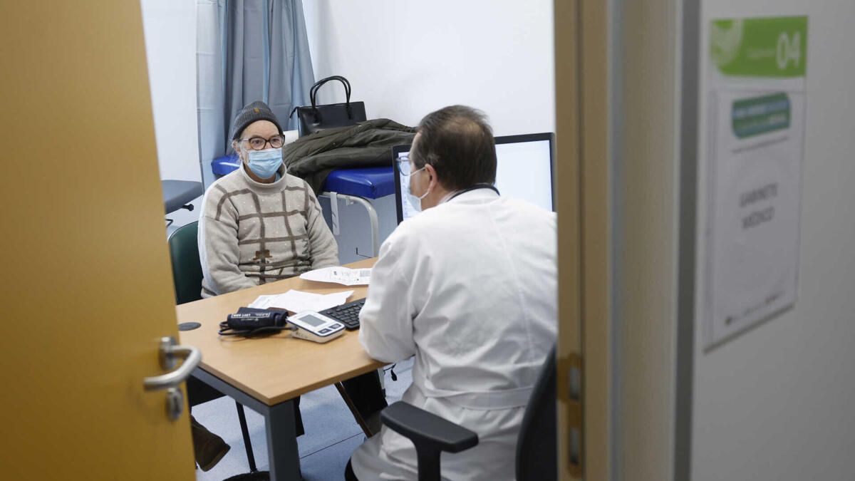 Governo abre mais de mil vagas para médicos aposentados - JN