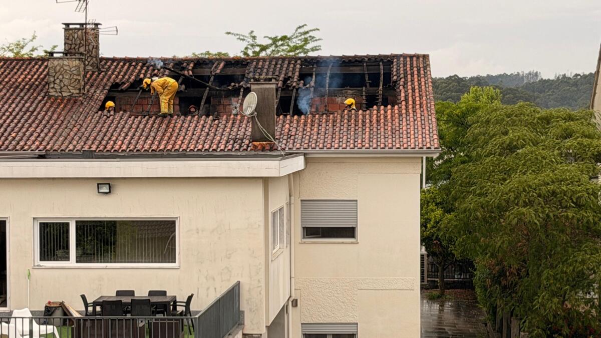 Raio provoca incêndio ao atingir telhado de uma moradia em Monção - JN