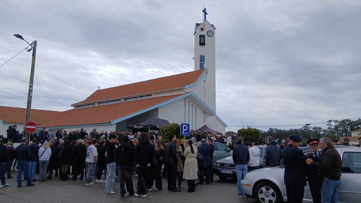 Multidão emocionada no funeral de Susana Gravato, morta a tiro pelo ...
