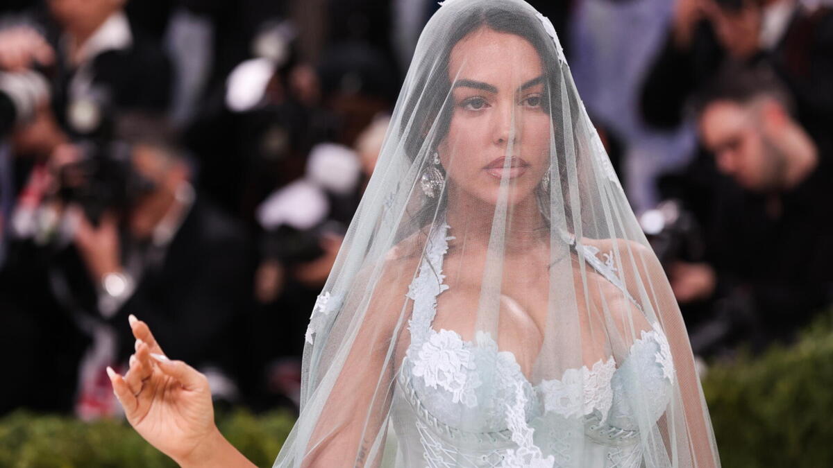 Georgina Rodríguez surpreende como "noiva" em azul na Met Gala - JN