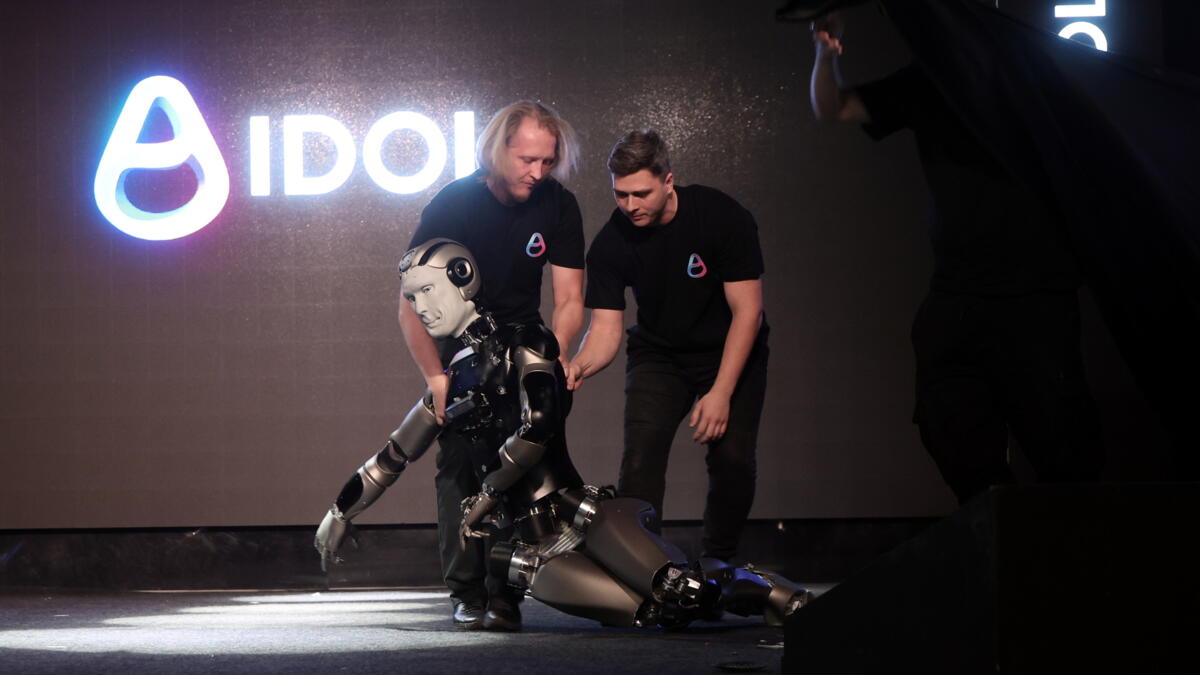 Robô russo de inteligência artificial cai ao chão em segundos - JN