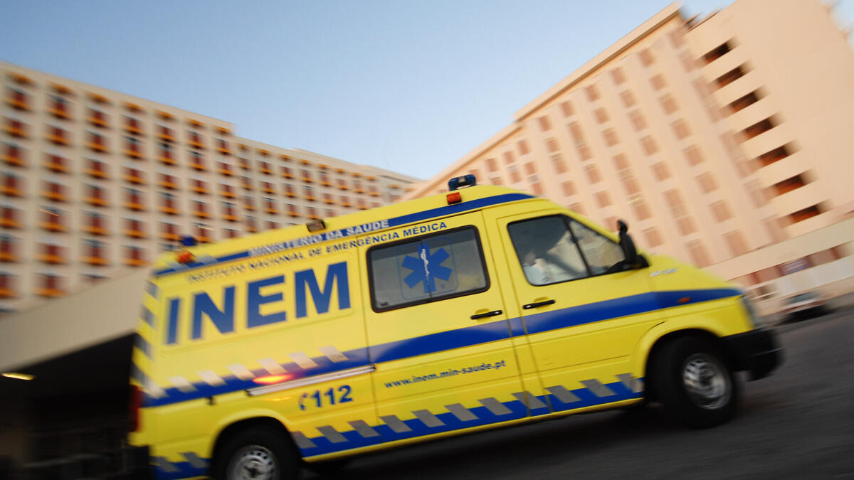 Quatro feridos graves numa colisão entre carro e ambulância do INEM em ...
