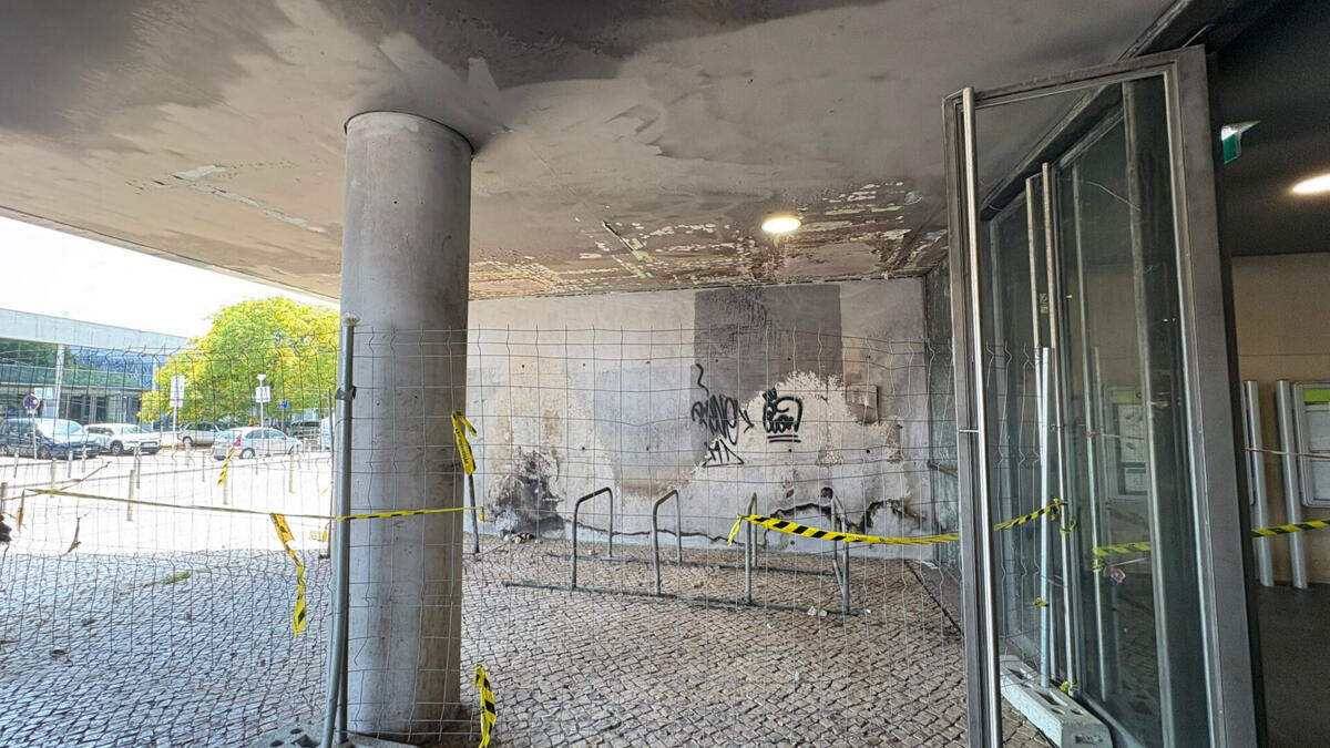 Saída da estação do Cais do Sodré vedada há dois meses após incêndio - JN