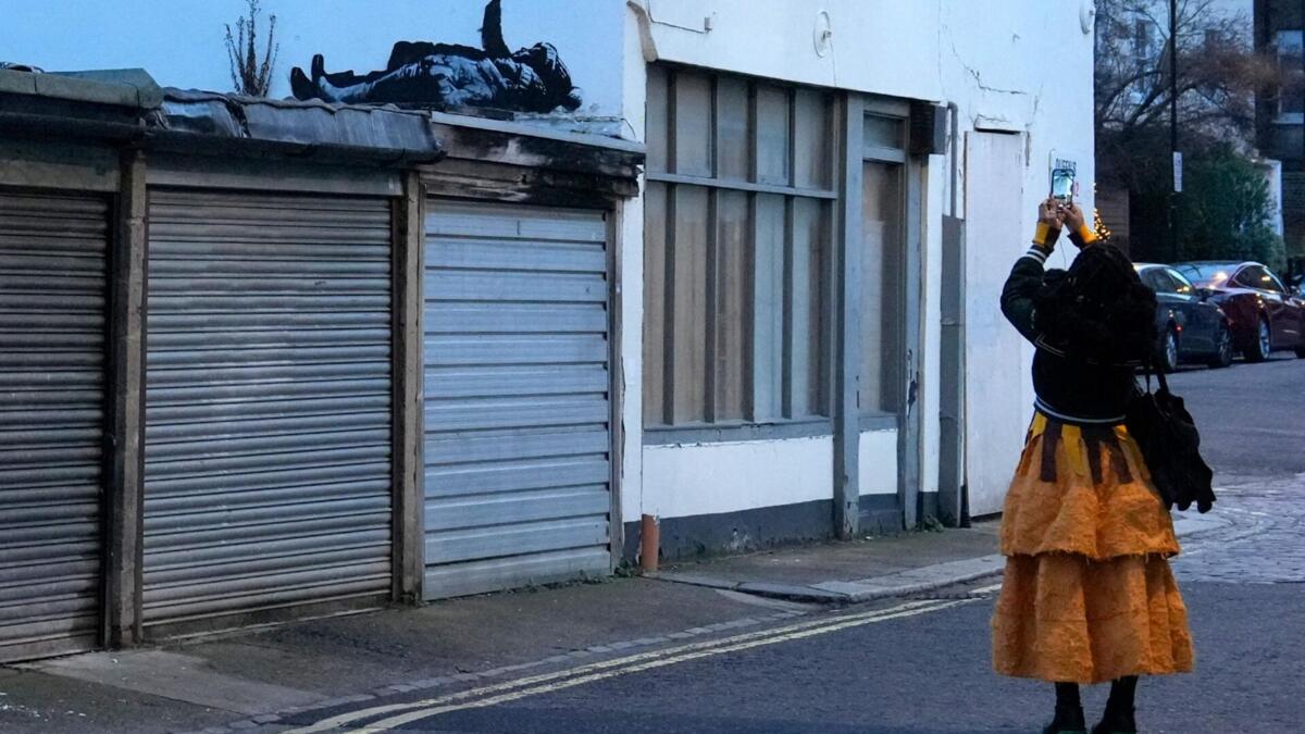 Duas crianças a olhar para o céu: Banksy revela novo mural em Londres - JN