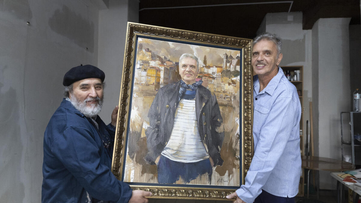 Mestre António Bessa pinta retrato de Rui Reininho - JN