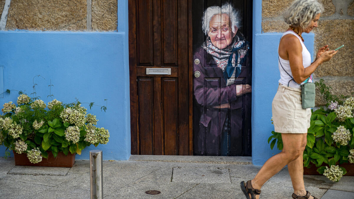 Lininha ressuscitou num mural rodeado de flores no Largo da Valeta - JN