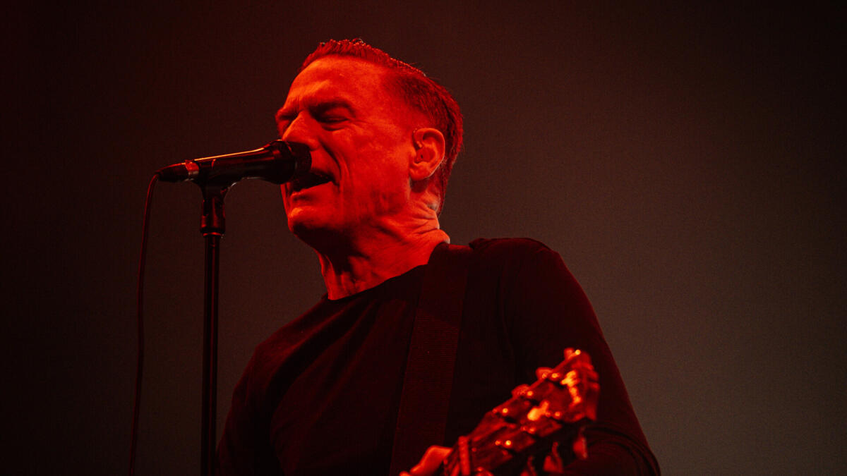 Bryan Adams tira fôlego aos fãs e deixa coração em Portugal - JN