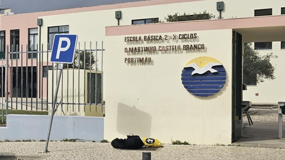 Mãe de aluno agride professora e funcionária de escola em Portimão - JN