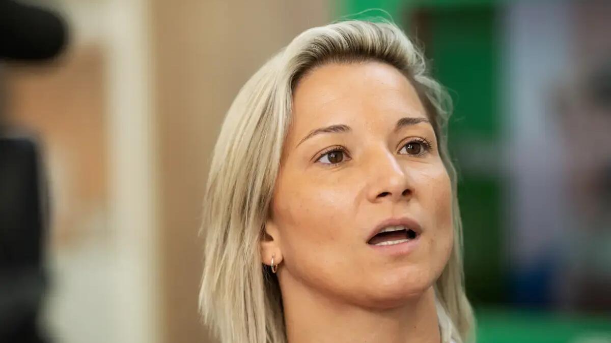 Telma Monteiro assume namoro com judoca grega e partilha beijo apaixonado na praia - JN
