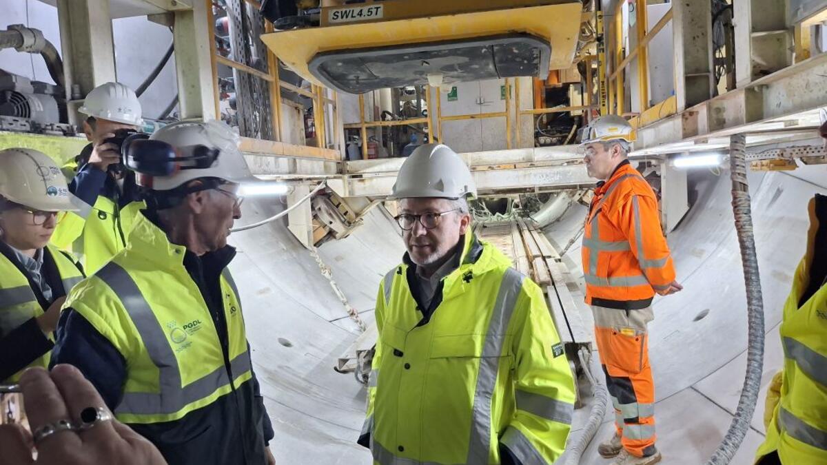 Moradores de Lisboa pedem miniautocarros para compensar fecho do metro - JN