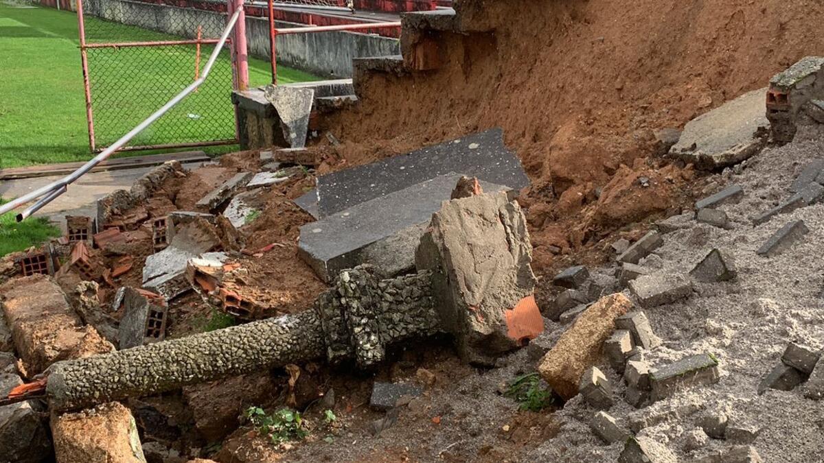 Chuva intensa provoca queda de bancada do União de Lamas na Feira - JN