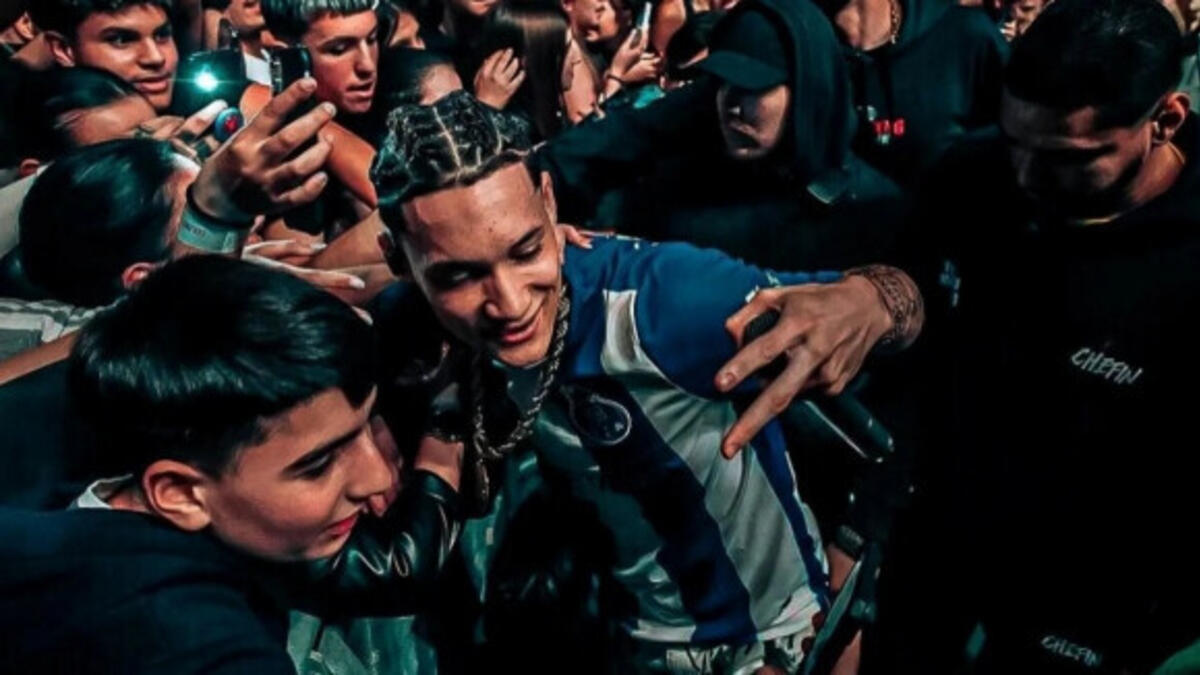 Rapper brasileiro Chefin surge em palco com camisola do FC Porto - O Jogo