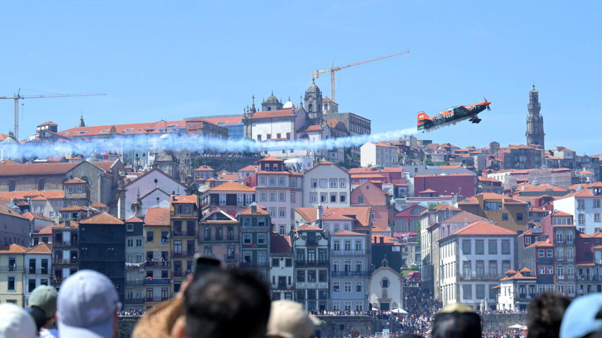 Aviões sobrevoam o Douro e "rasgam" os céus de Porto e Gaia: imagens ...