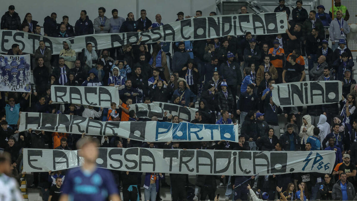 Contestação no FC Porto: claque Super Dragões ergue tarja após golo do ...