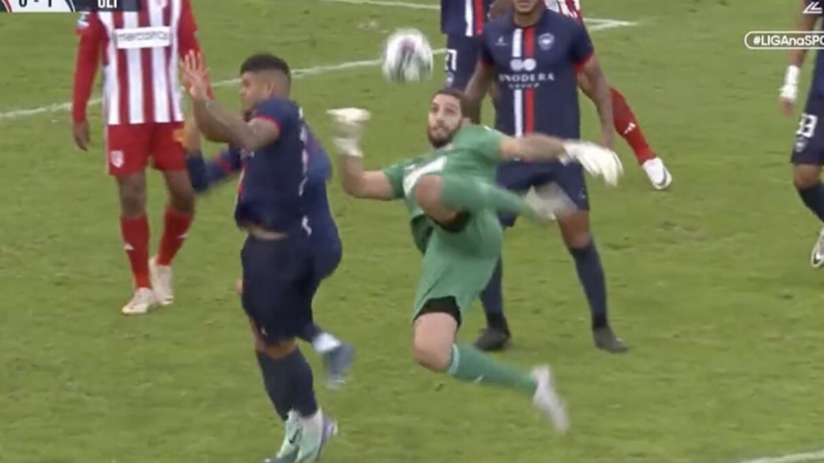 Trigueira fez de avançado e ia marcando de forma acrobática. Veja o ...