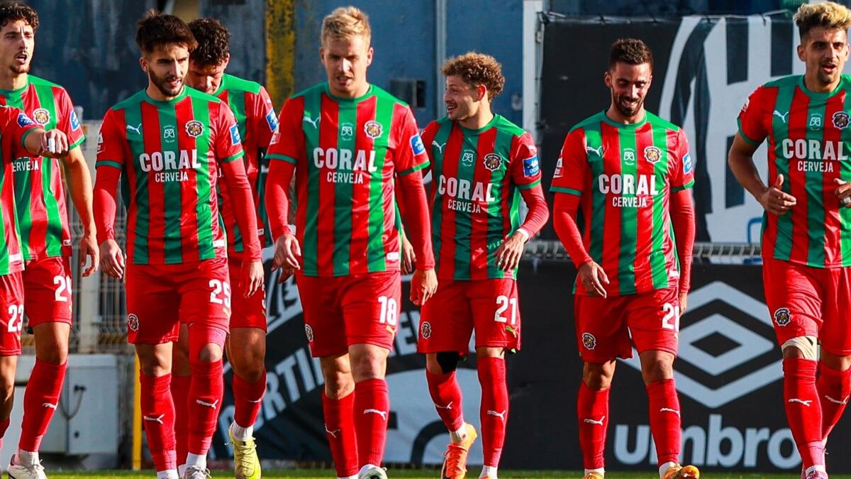 Mesmo em inferioridade numérica, Marítimo vence Portimonense e segue ...